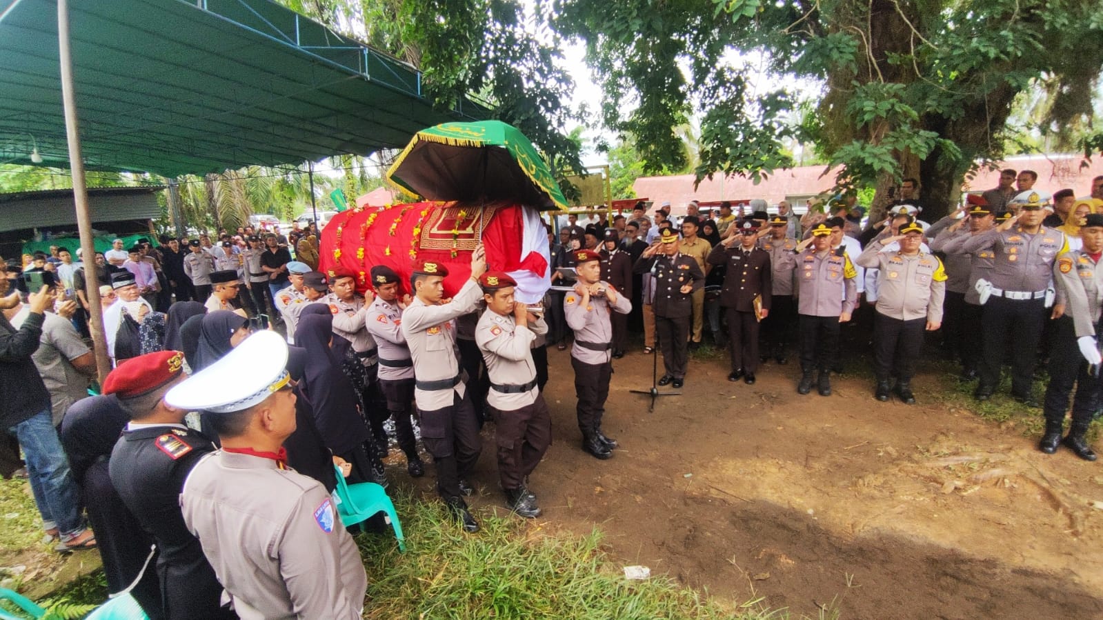 Suasana haru menyelimuti rangkaian upacara penghormatan dan pemakaman jenazah AIPTU Amirul Ahkam ...
