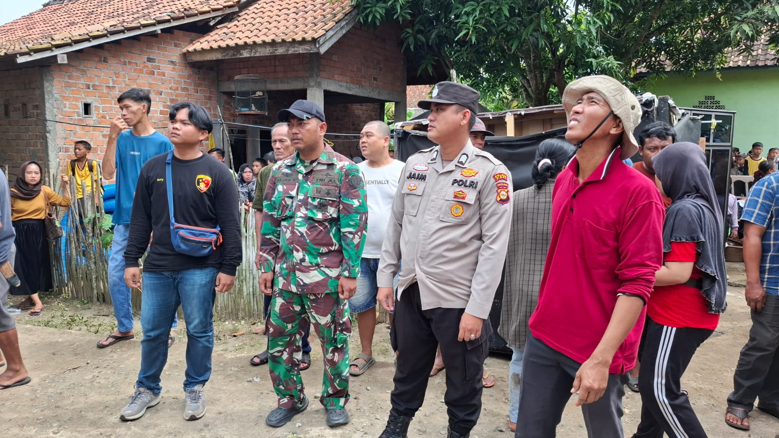 TRAGEDI SIANG BOLONG DI DESA RAJA — API MENGAMUK, AYAH DAN ANAK TERLUKA ...