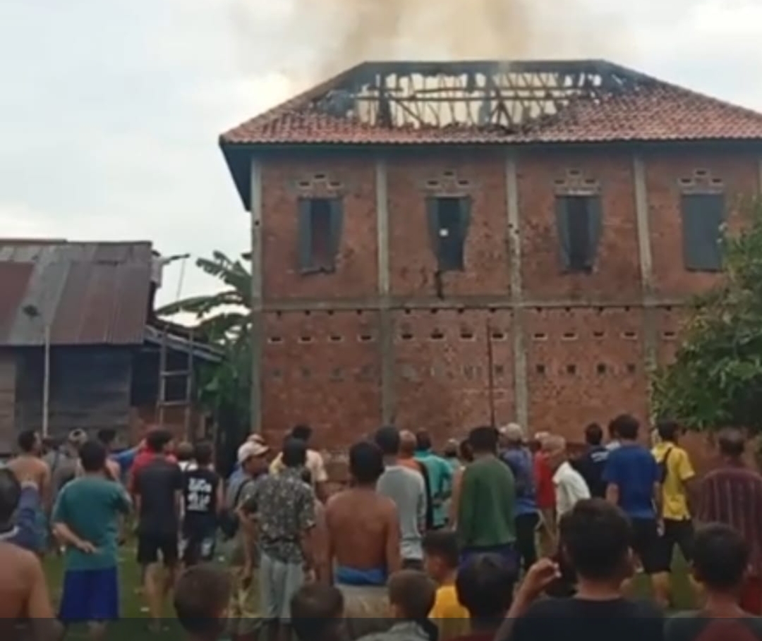 Rumah Dua Lantai di Desa Pandan PALI Terbakar, Warga Minta Damkar ...